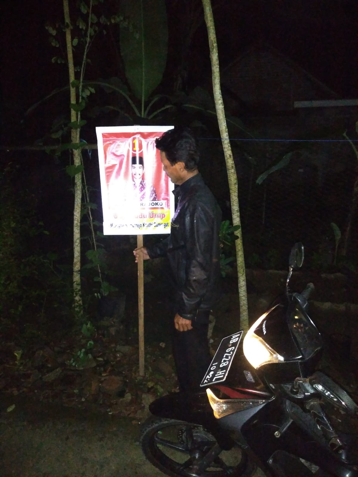 Penertiban Atribut Kampanye oleh BPKal dan Panitia Pemilihan Lurah ...